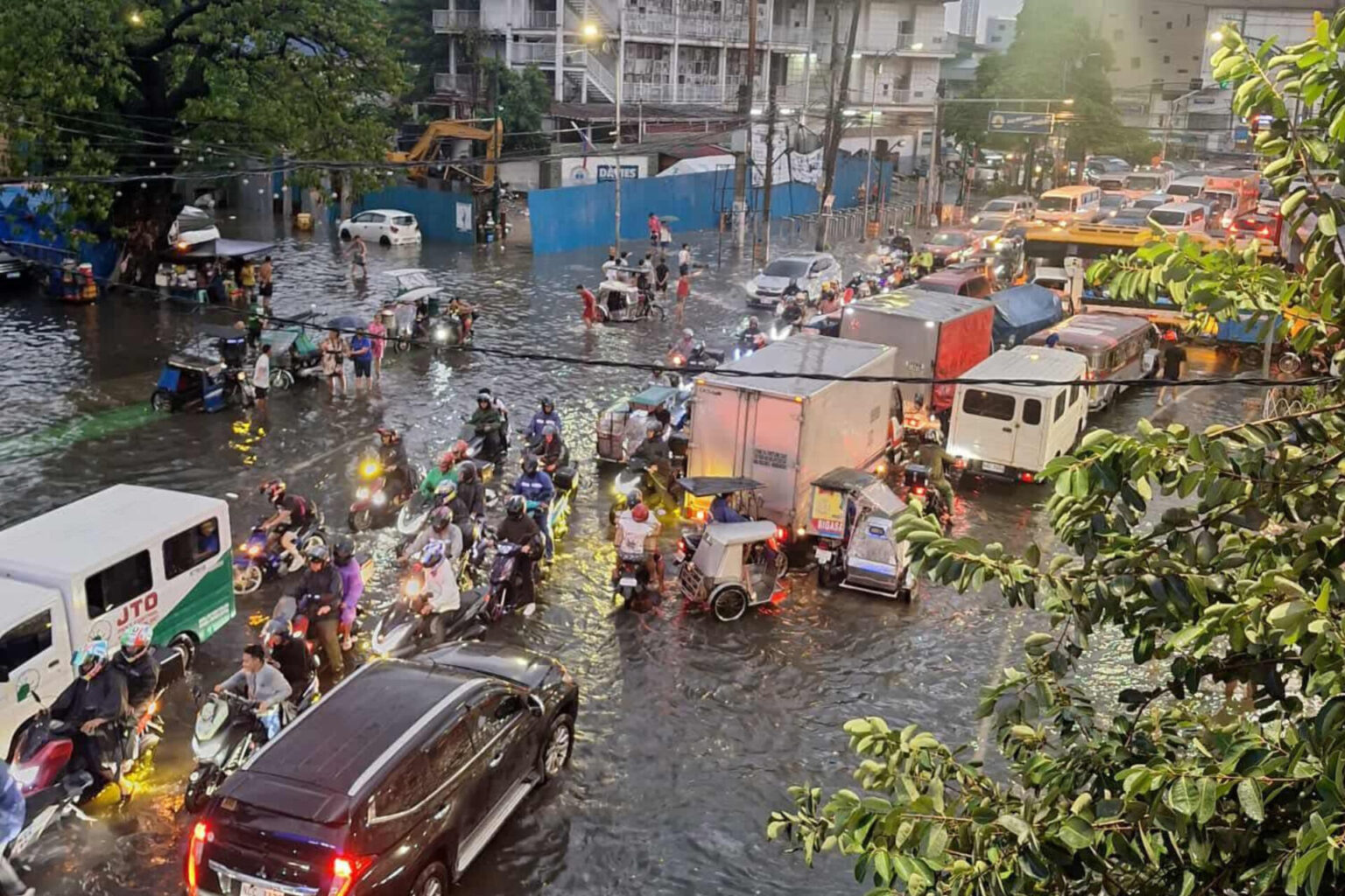 METRO MANILA STREETS FLOODED FOLLOWING INTENSE RAINFALL - PhilNews24