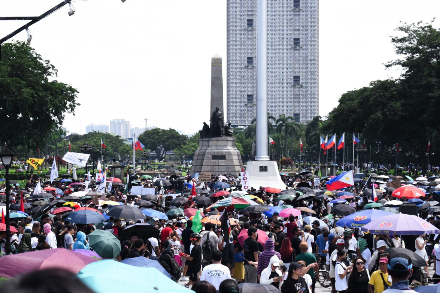 PROTEST MOMENTUM BUILDS IN MANILA, CROWD HITS 50,000 - PhilNews24