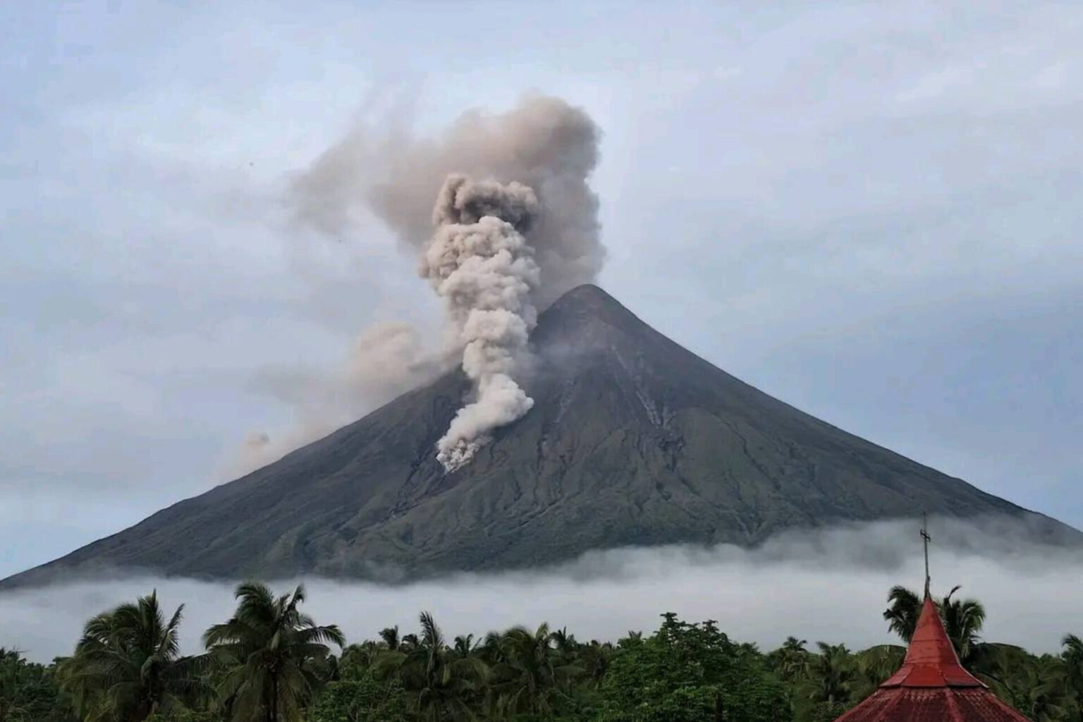 MAYON VOLCANO FORMS NEW LAVA DOME, EJECTS PYROCLASTIC FLOWS - PhilNews24